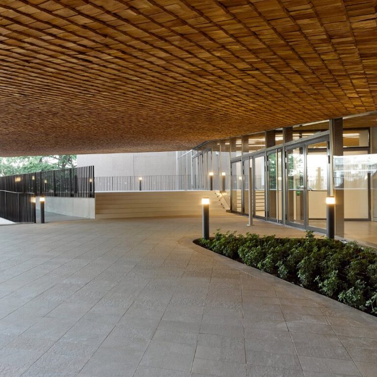 99719_02e - Moth Light